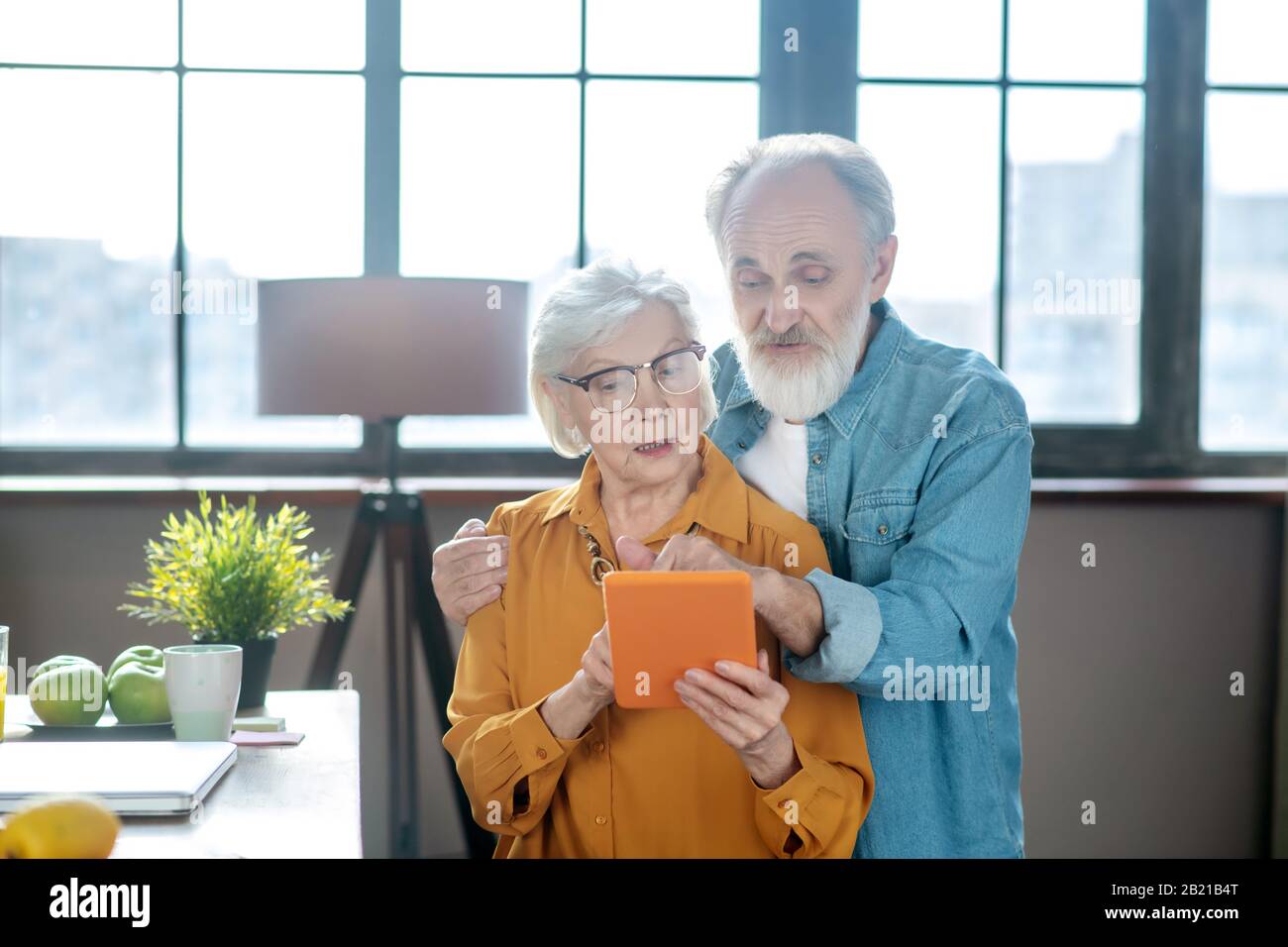 Elderly couple learning to use a tablet Stock Photo - Alamy