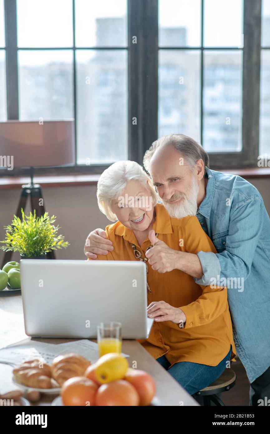Joyful couple of seniors using a computer Stock Photo - Alamy