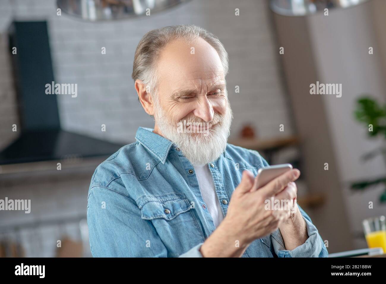Old man using touchscreen smartphone hi-res stock photography and ...