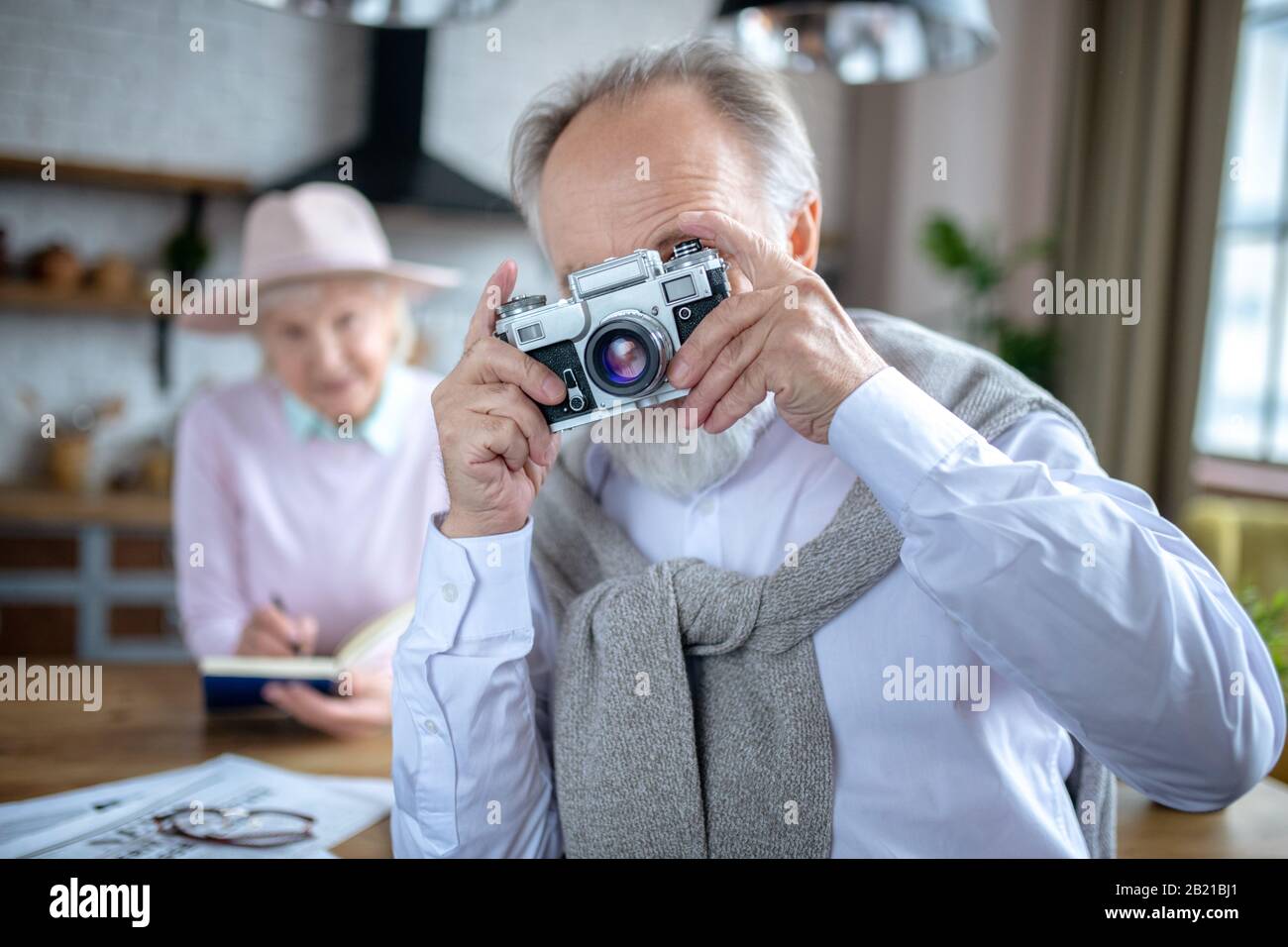 Man using old fashioned camera hi-res stock photography and images - Alamy