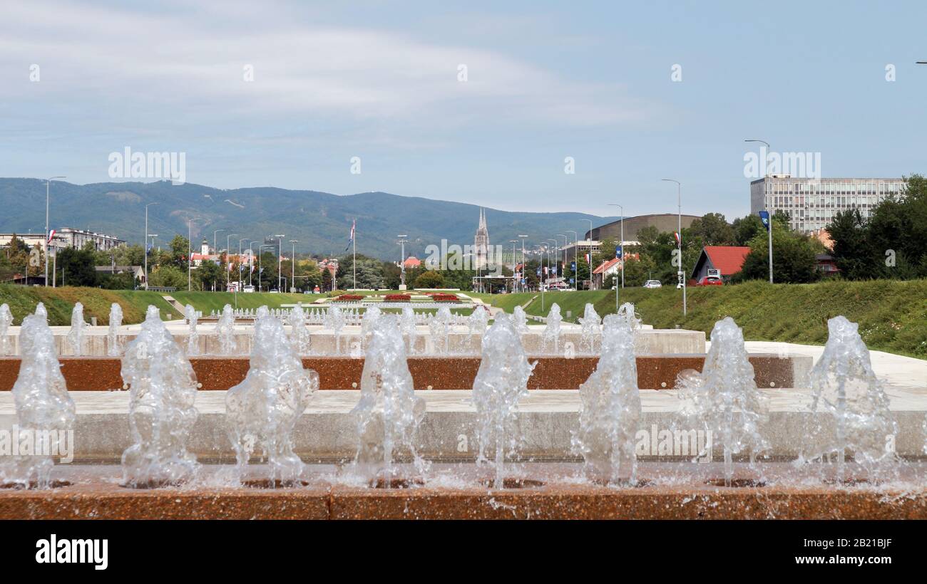 University park and water fountains Stock Photo - Alamy