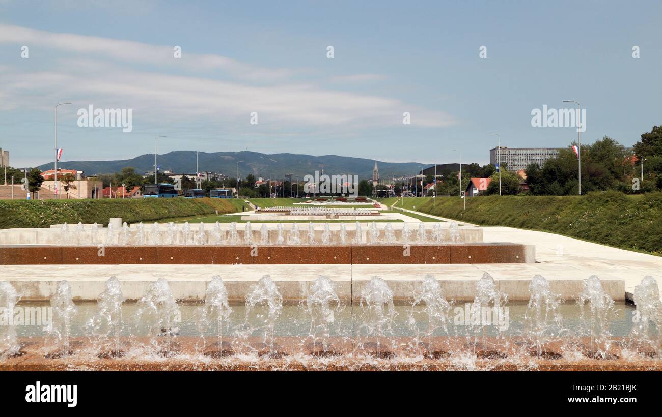 University park and water fountains Stock Photo - Alamy