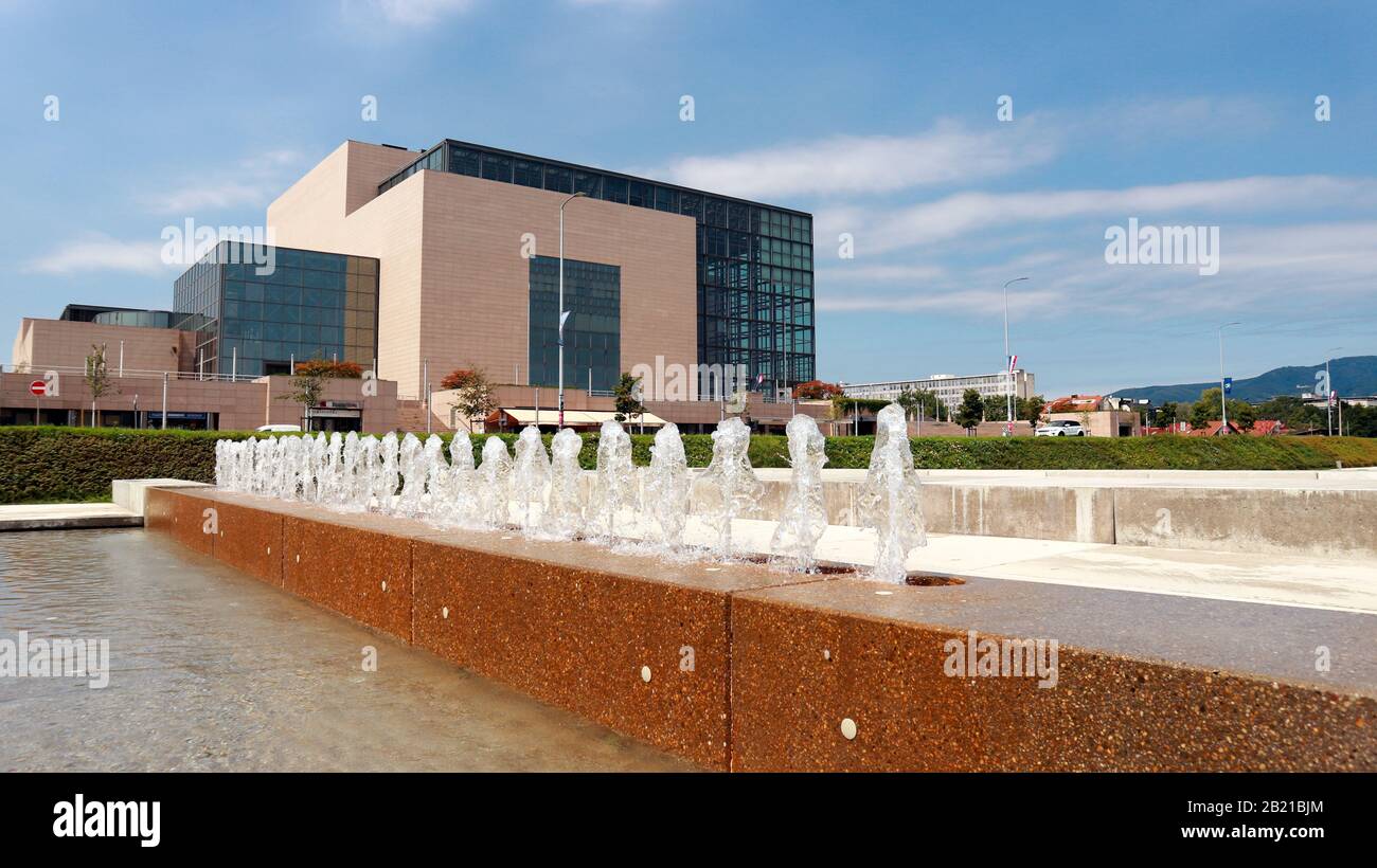 University park and water fountains Stock Photo - Alamy