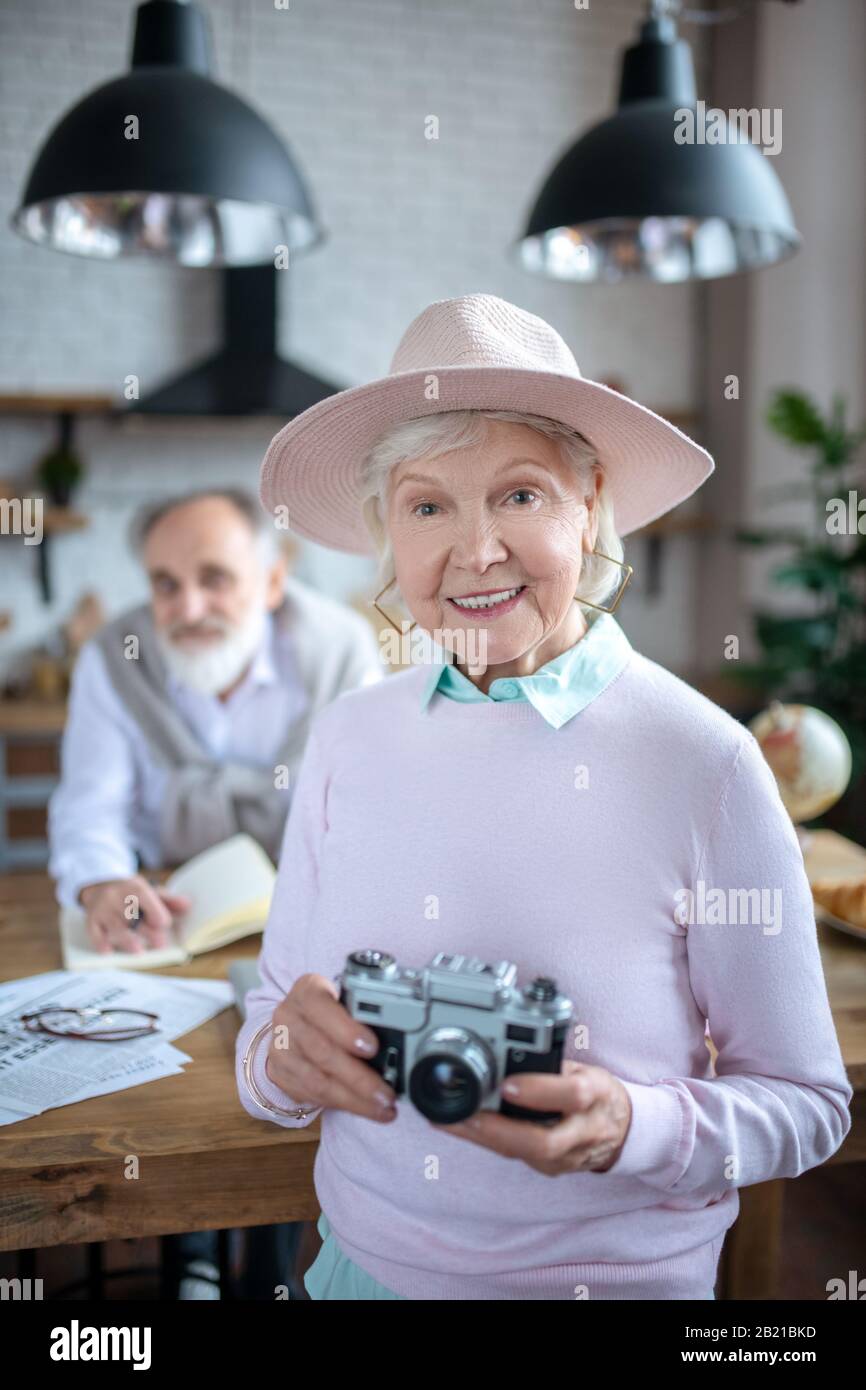 Old man using a camera hi-res stock photography and images - Alamy