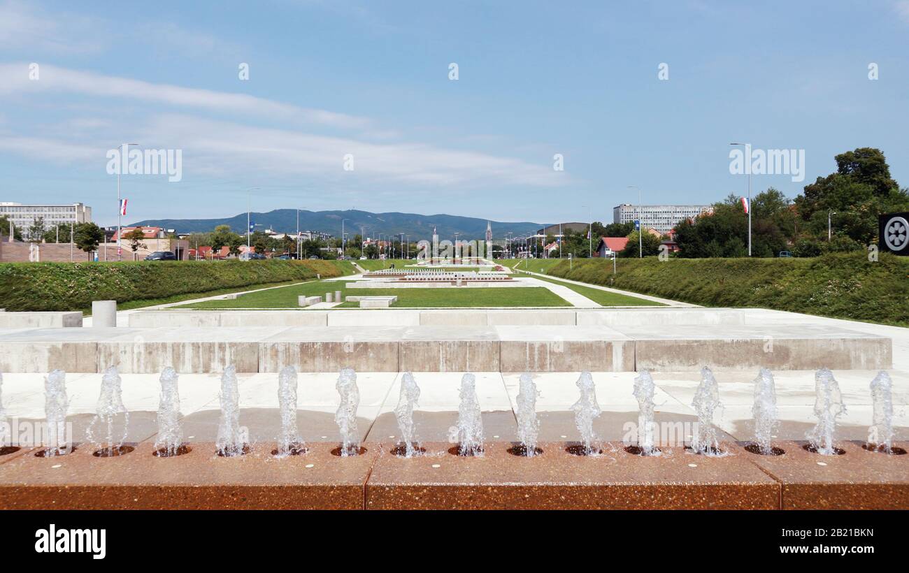 University park and water fountains Stock Photo - Alamy