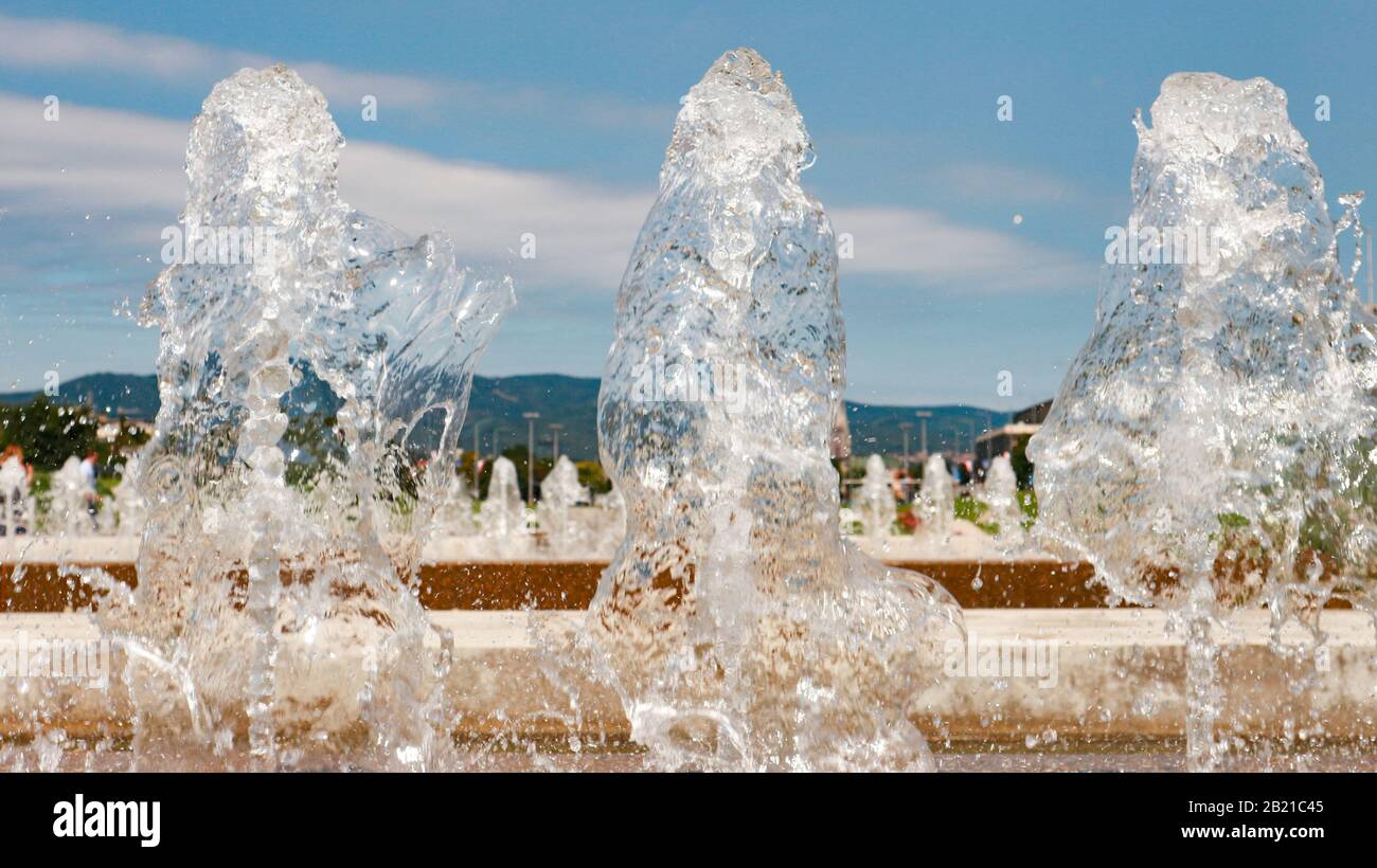 University park and water fountains Stock Photo - Alamy