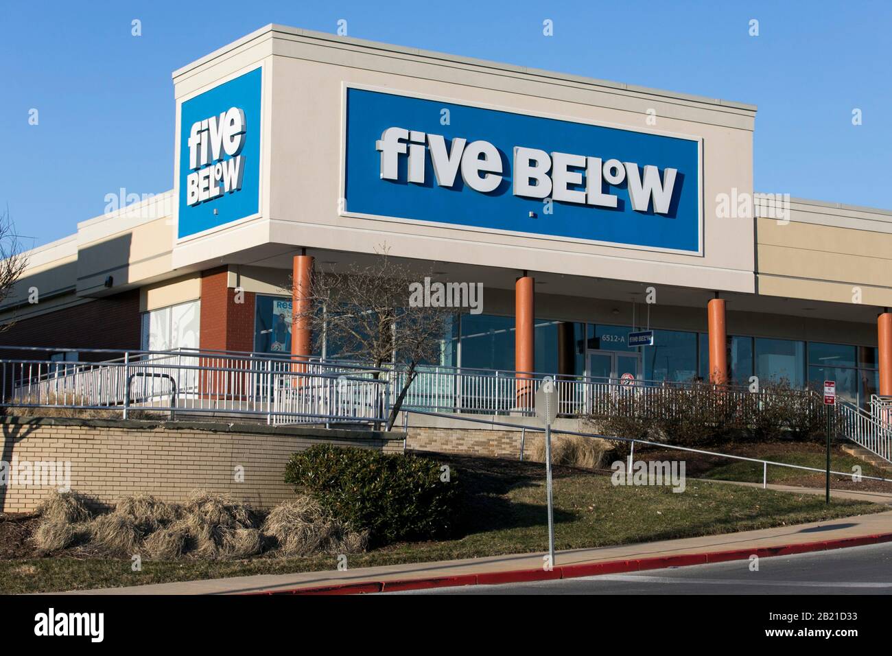 Five below logo hi-res stock photography and images - Alamy