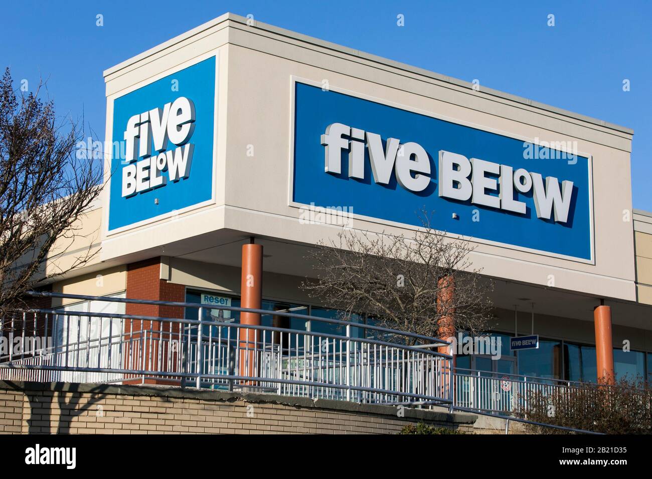 Five below logo hi-res stock photography and images - Alamy