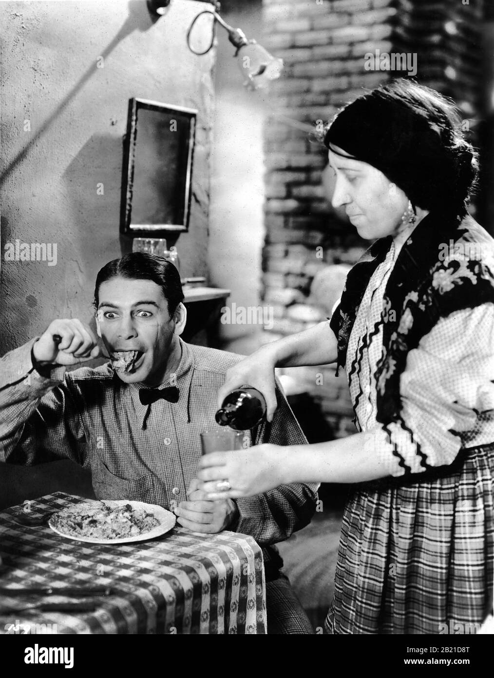 INEZ PALANGE and PAUL MUNI as Tony Camonte in SCARFACE 1932 directors ...