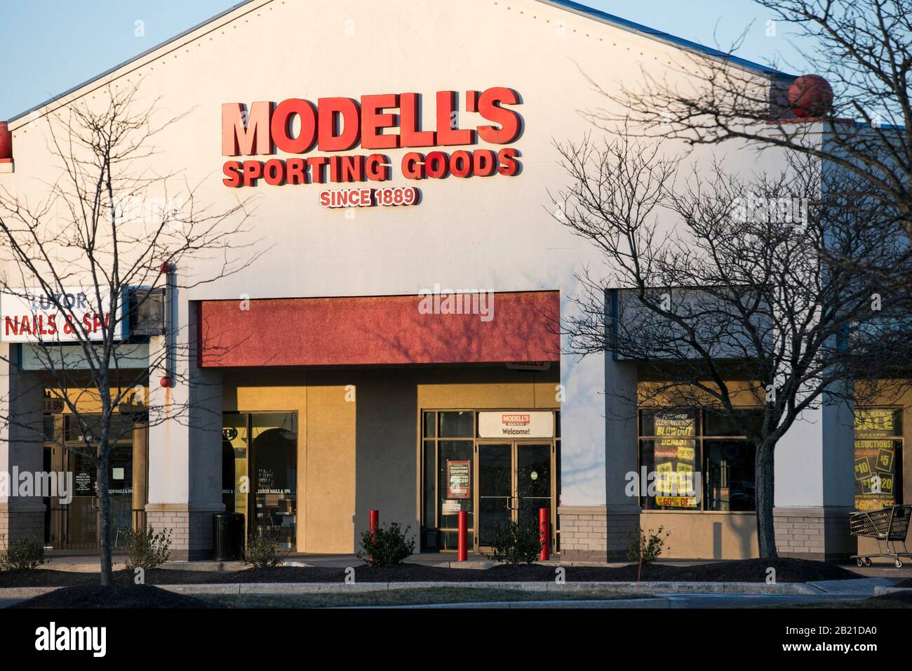 Modell’s Sporting Goods Store High Resolution Stock Photography and ...