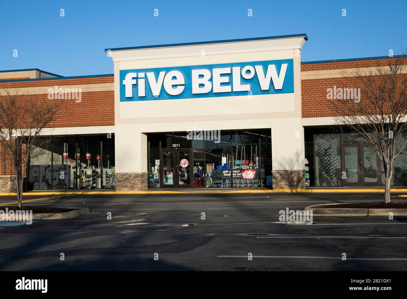 Five below store hi-res stock photography and images - Alamy