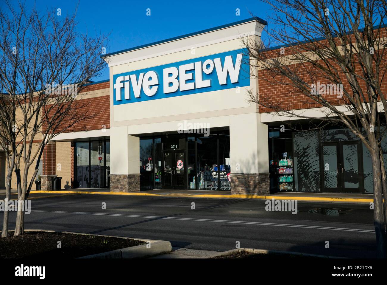 Five below store hi-res stock photography and images - Alamy