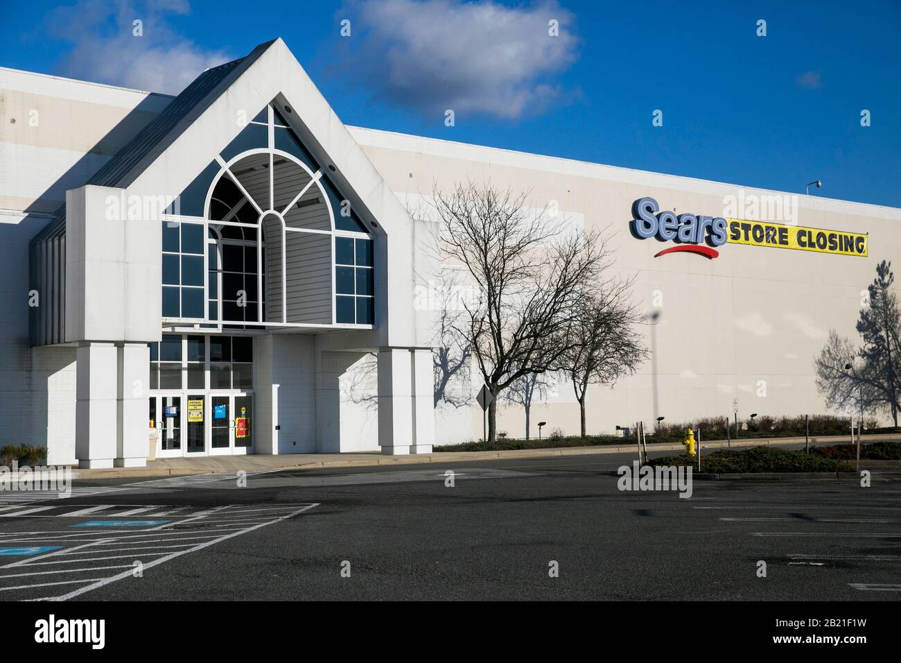 Building closing soon hi-res stock photography and images - Alamy