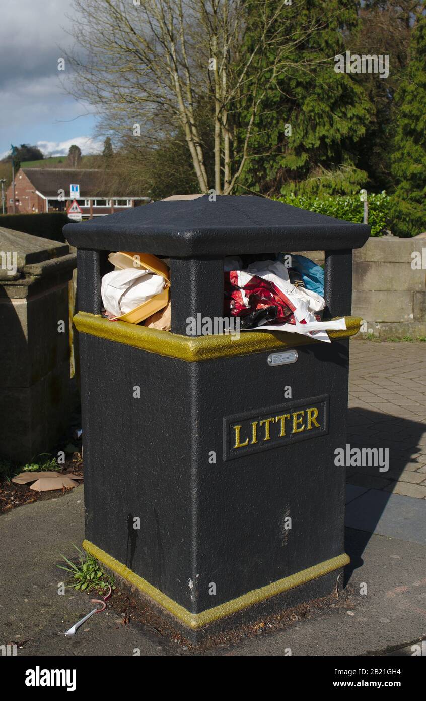 Full public litter bin. Worcestershire Stock Photo - Alamy