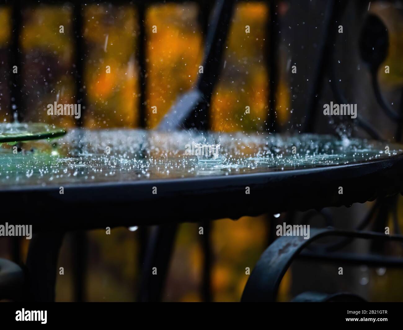 Raindrops splash hi-res stock photography and images - Alamy