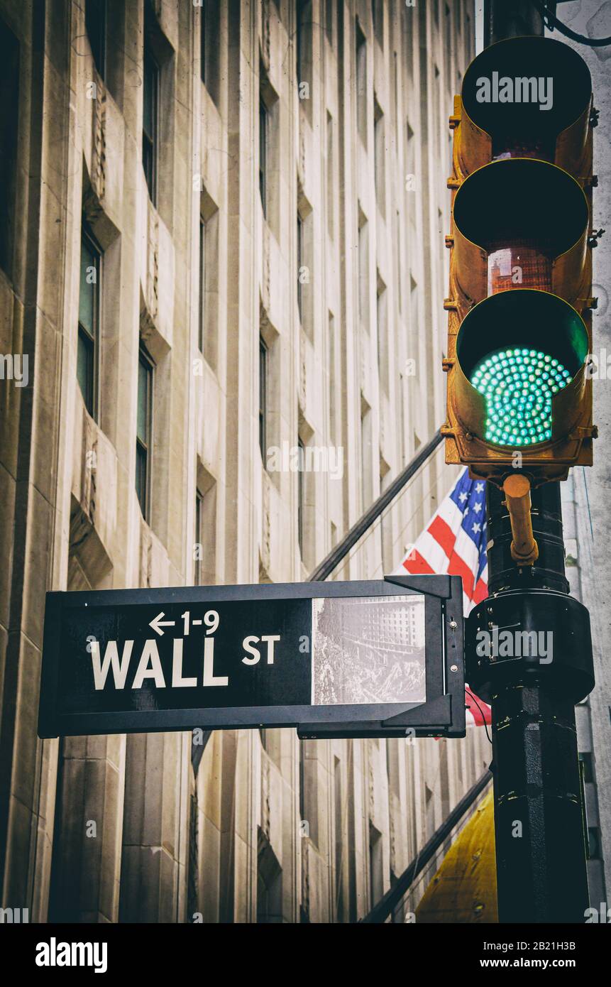 Manhattan broadway green road sign hi-res stock photography and images ...