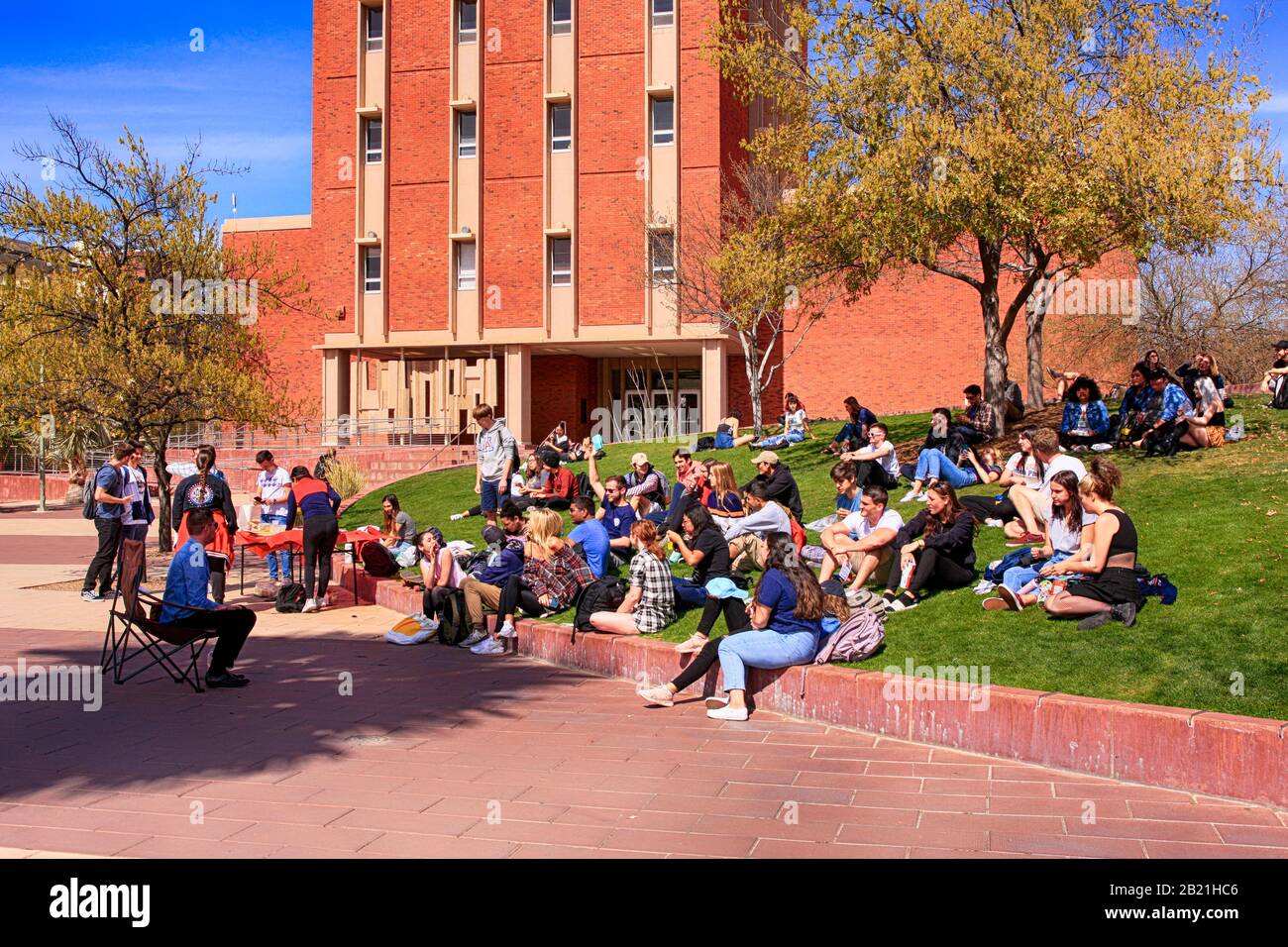 Students outside classroom hi-res stock photography and images - Alamy