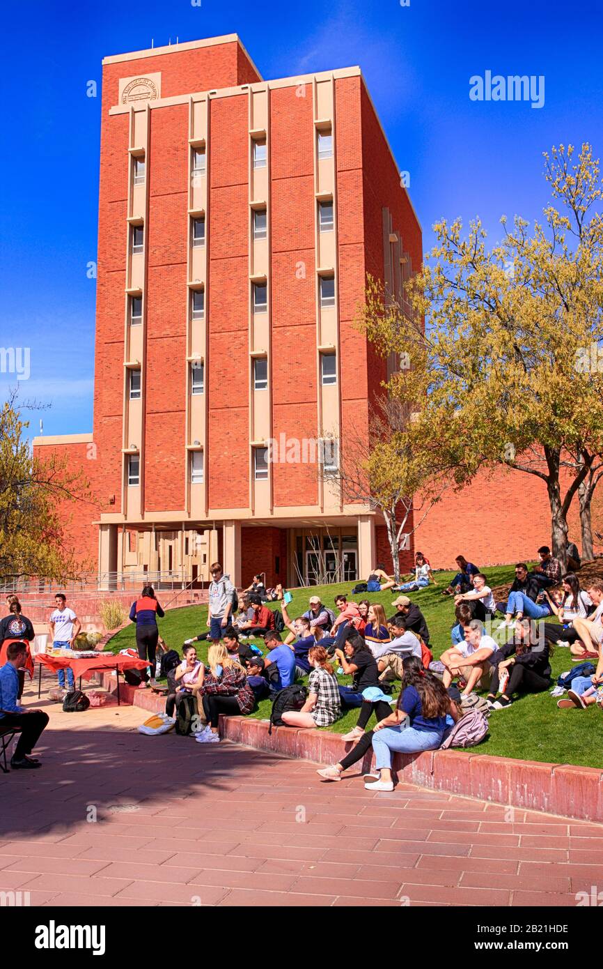 Students outside classroom hi-res stock photography and images - Alamy