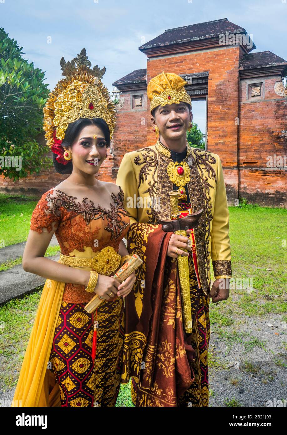 Traditional costume hi-res stock photography and images - Alamy
