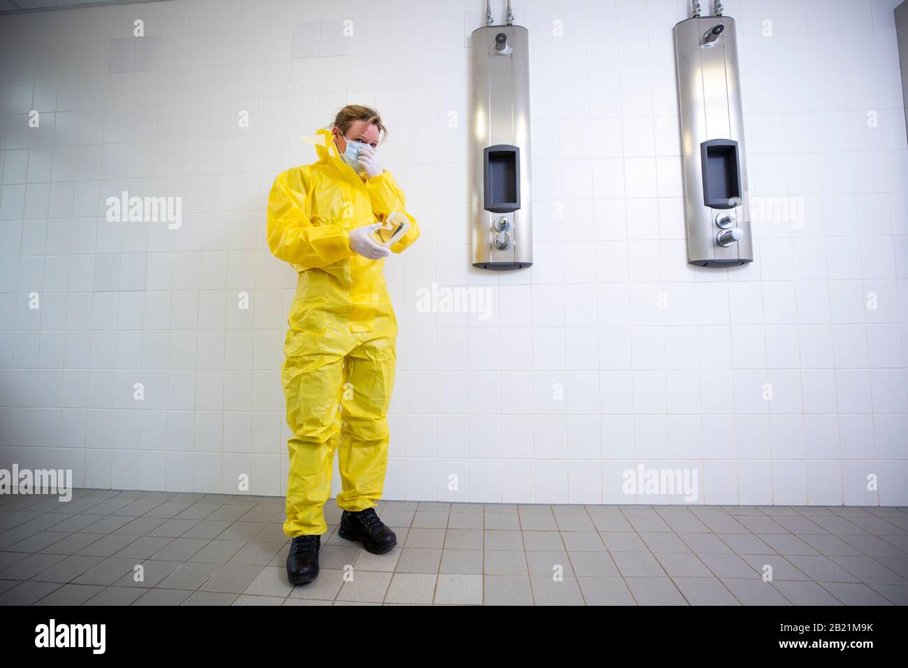 Medical yellow suit hi-res stock photography and images - Alamy