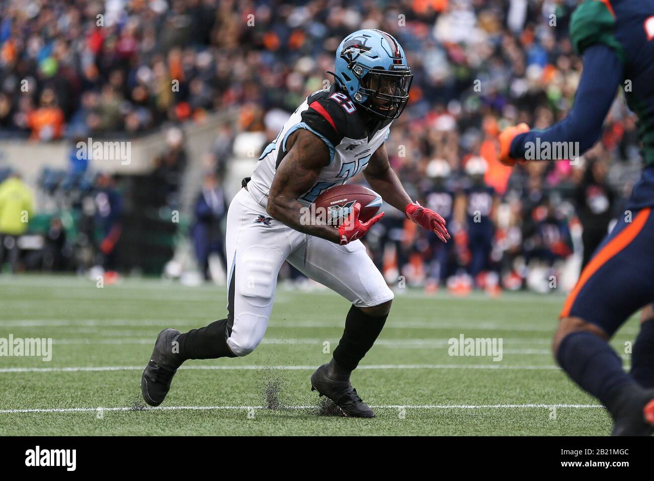 Dallas Renegades running back Lance Dunbar (25) running with the ball ...