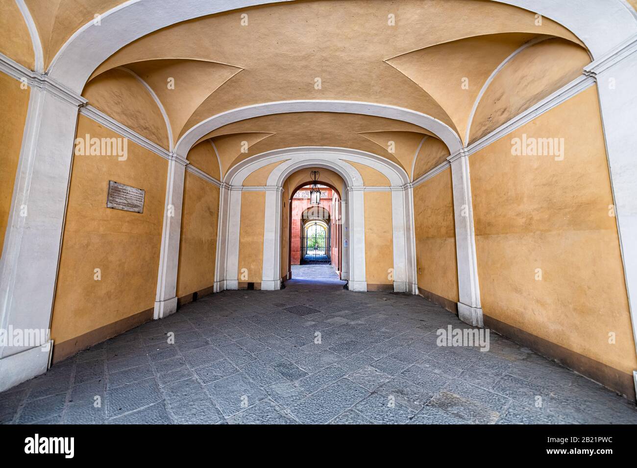 Dark alley archway italy hi-res stock photography and images - Alamy