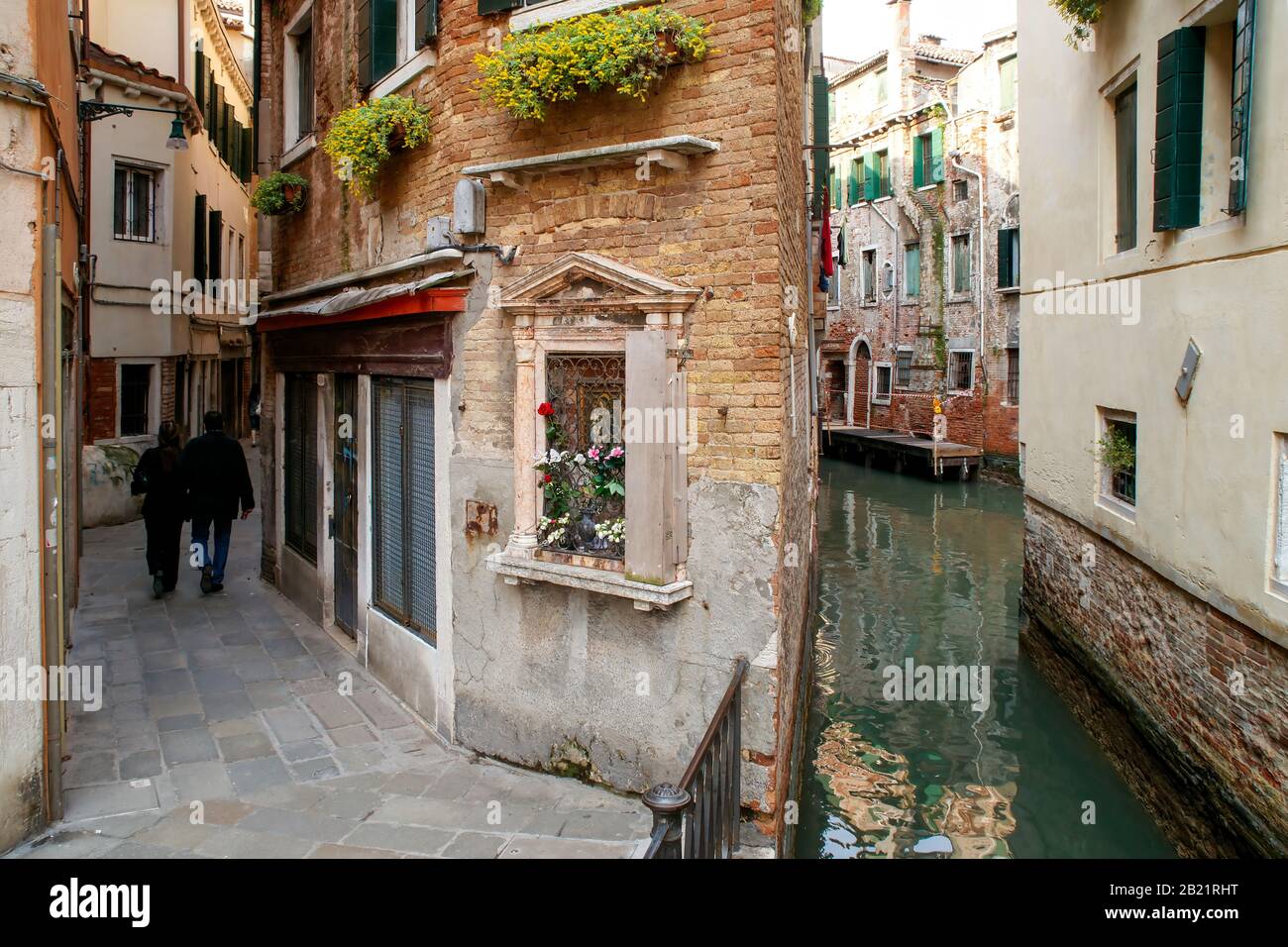 Tall thin building hi-res stock photography and images - Alamy