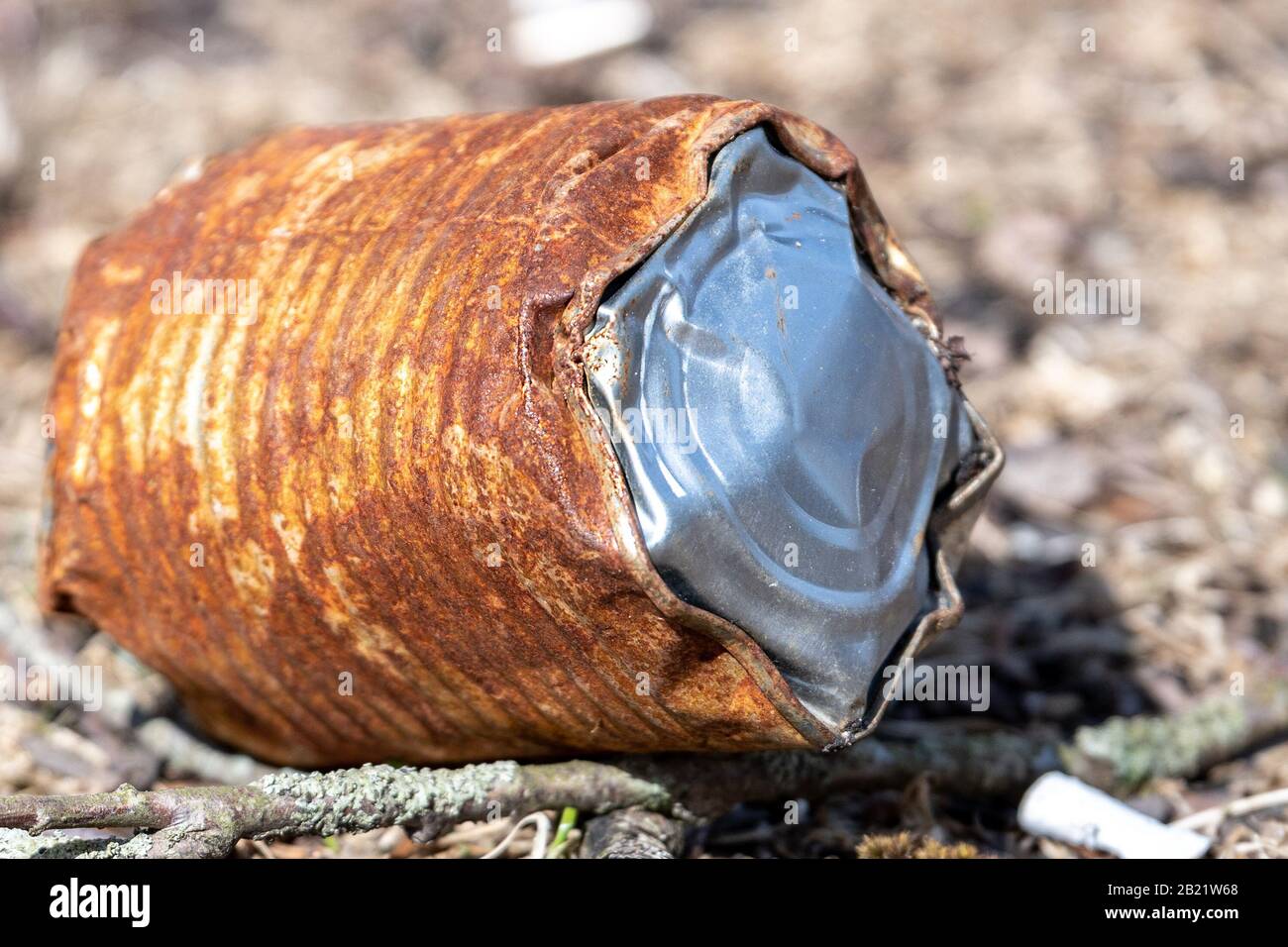 Rusty tin can hi-res stock photography and images - Alamy