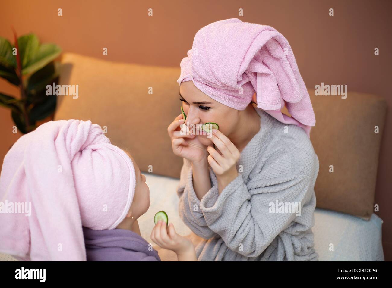 Mom daughter doing spa hi-res stock photography and images - Alamy