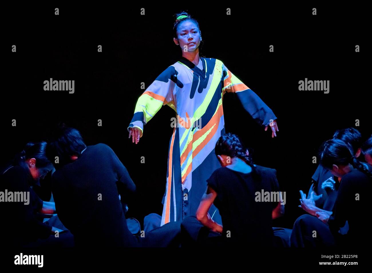 Cloud Gate Dance Theatre of Taiwan perform their UK premiere of 13 ...