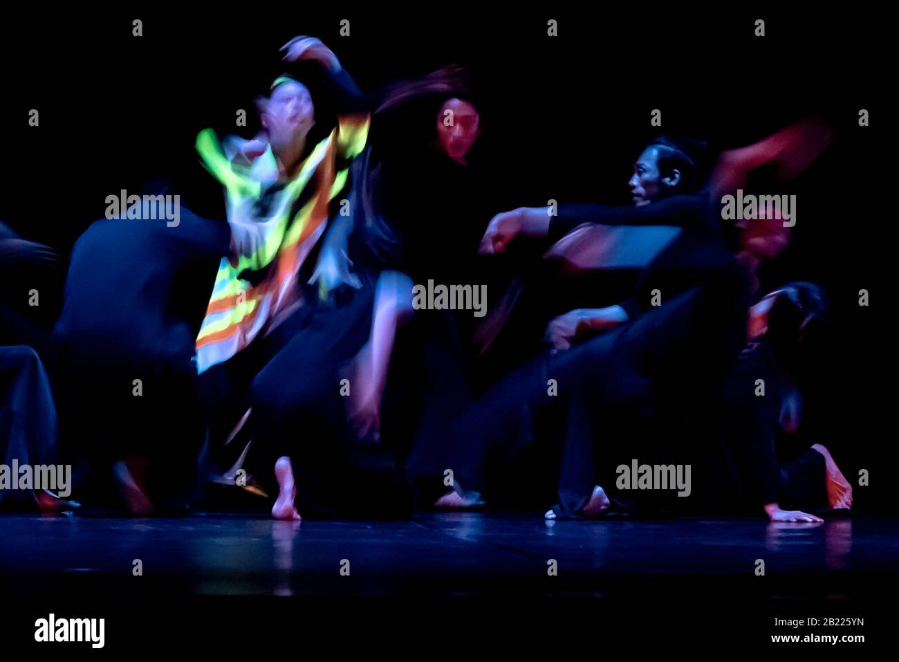 Cloud Gate Dance Theatre of Taiwan perform their UK premiere of 13 ...