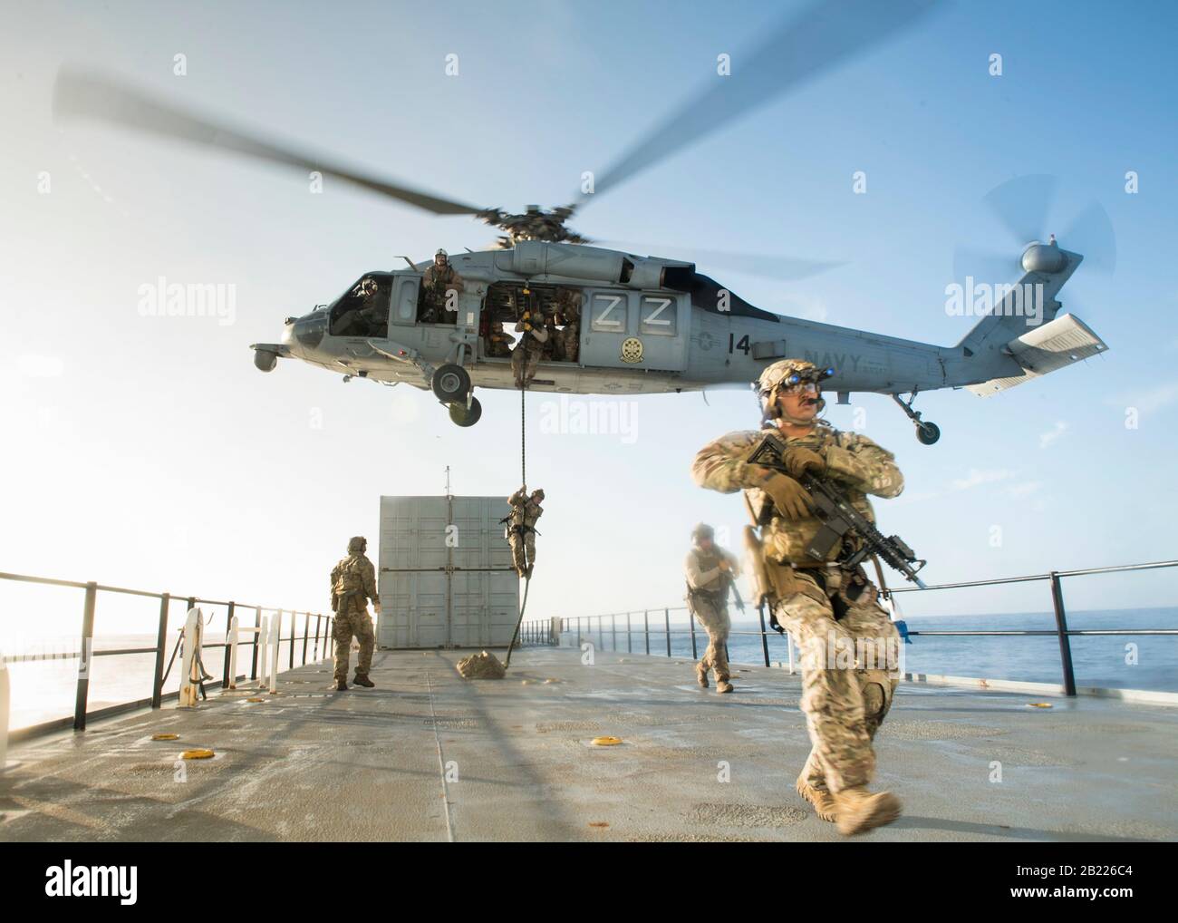 Black hawk fast rope hi-res stock photography and images - Alamy