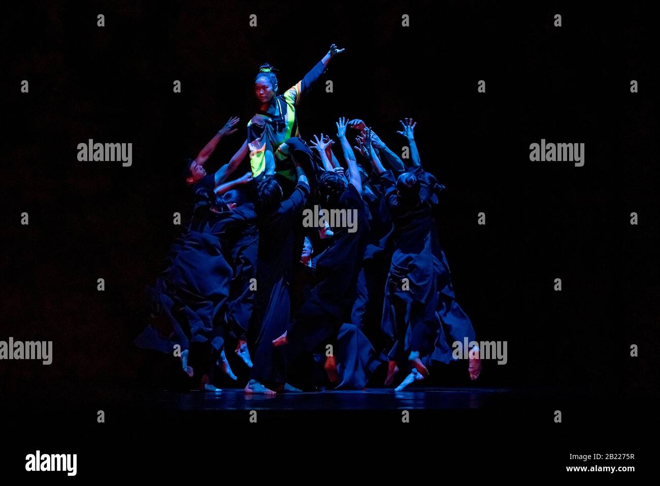 Cloud Gate Dance Theatre of Taiwan perform their UK premiere of 13 ...
