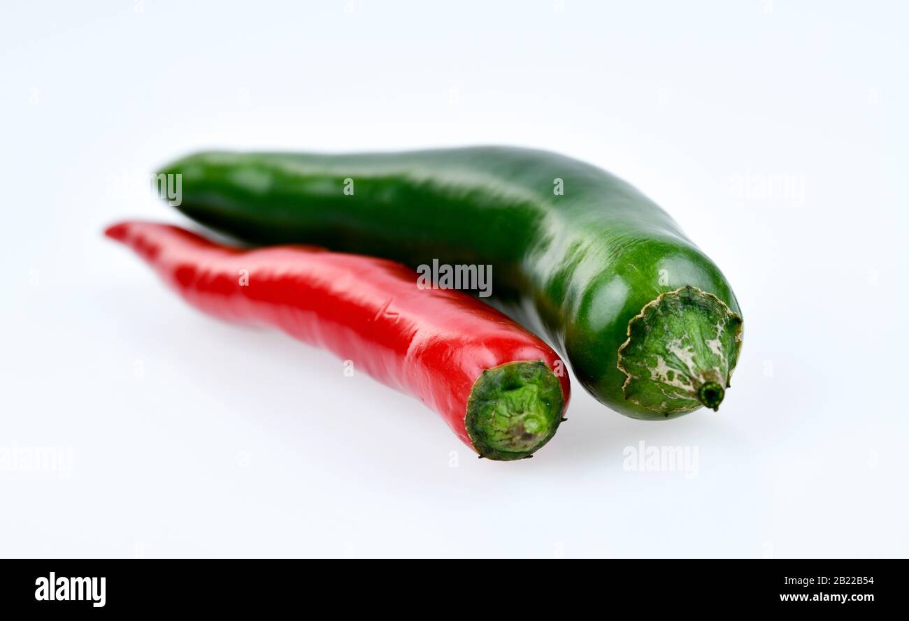 Rote und grüne Chilischote, Studioaufnahme Stock Photo - Alamy