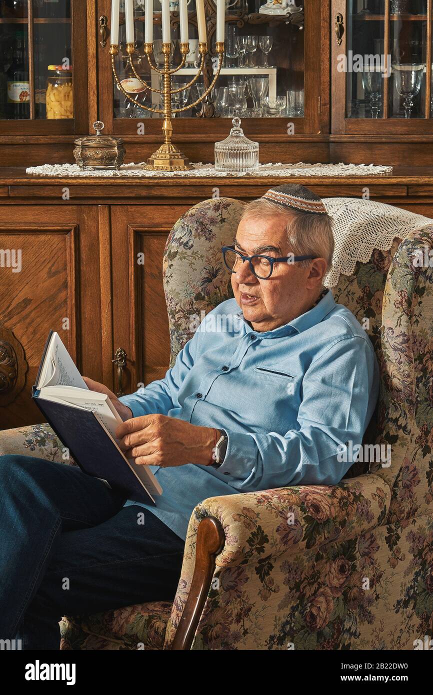 Senior Jew reading book in traditional home Stock Photo - Alamy