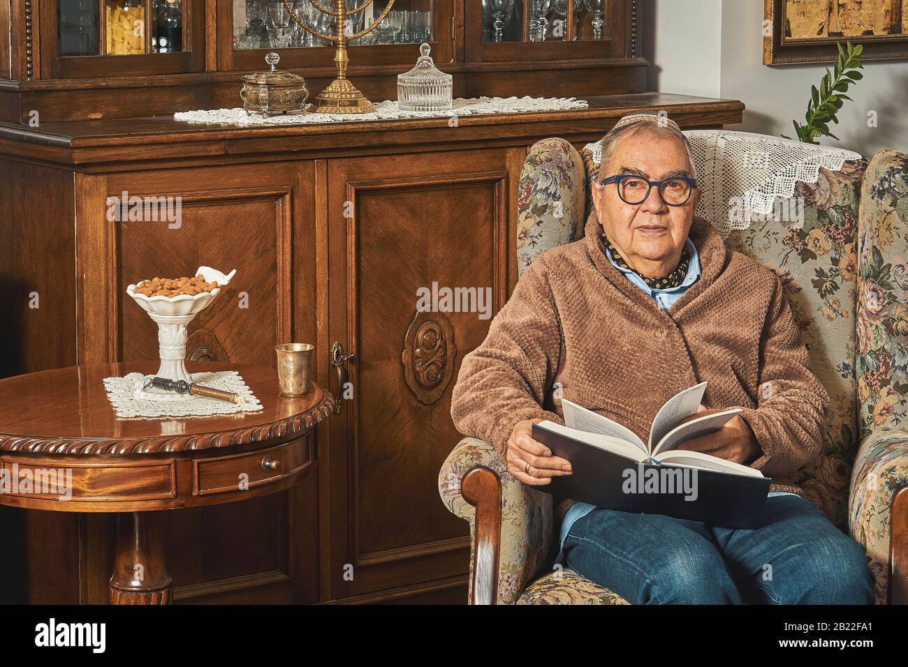 Senior Jew reading book in traditional home Stock Photo - Alamy
