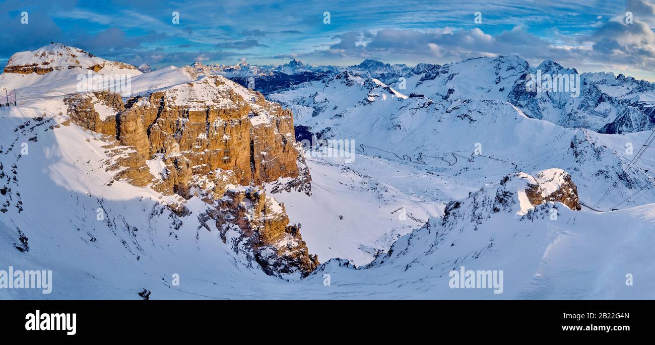Beautiful panoramic view to the Sellaronda - the largest ski carousel ...
