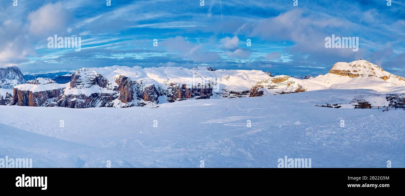 Beautiful panoramic view to the Sellaronda - the largest ski carousel ...