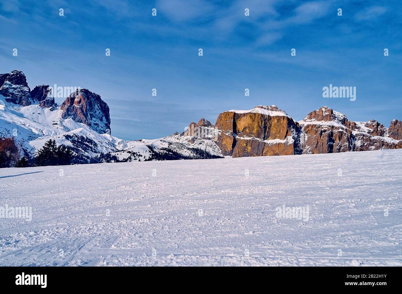 Beautiful panoramic view to the Sellaronda - the largest ski carousel ...