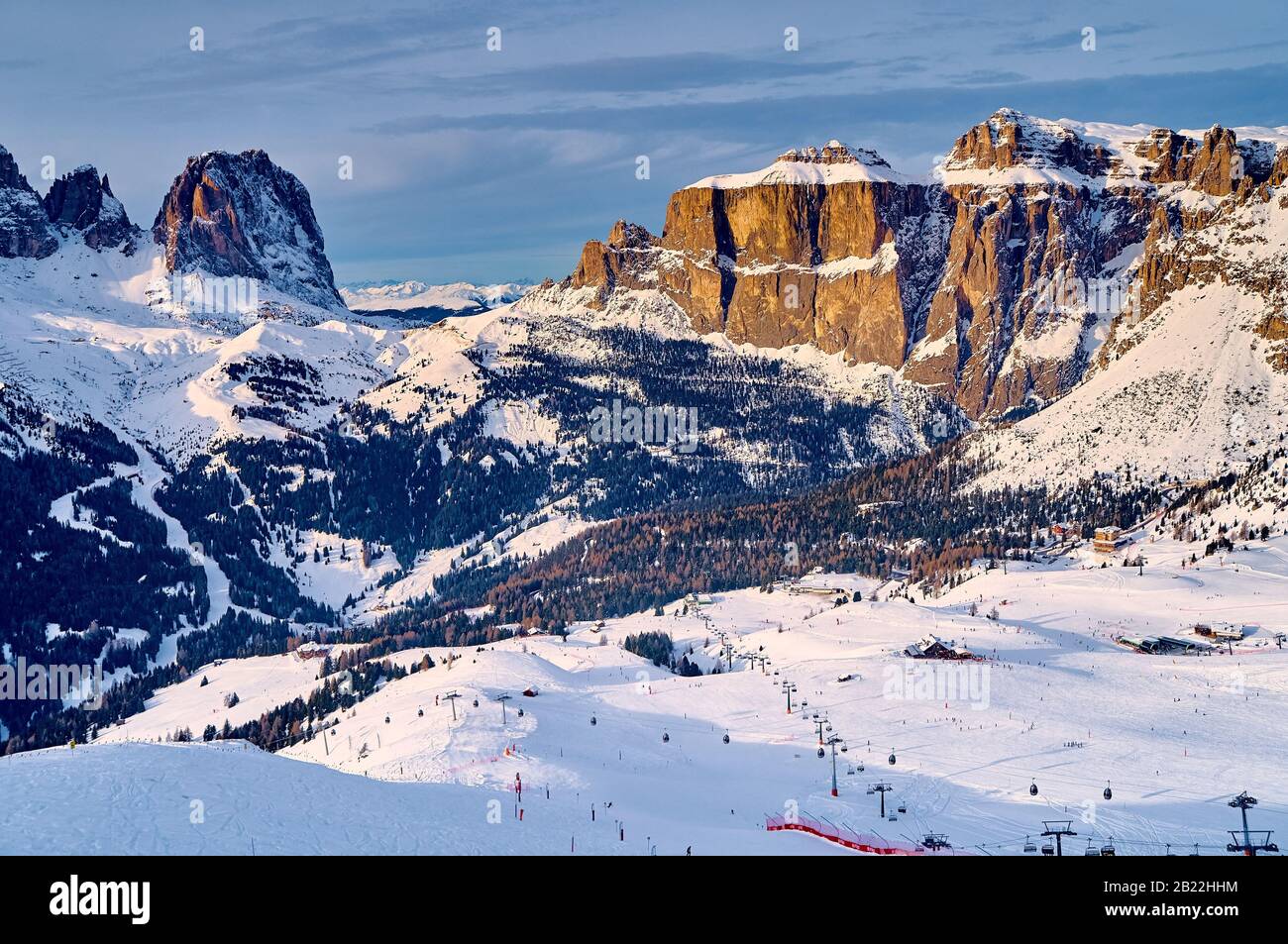 Beautiful panoramic view to the Sellaronda - the largest ski carousel ...