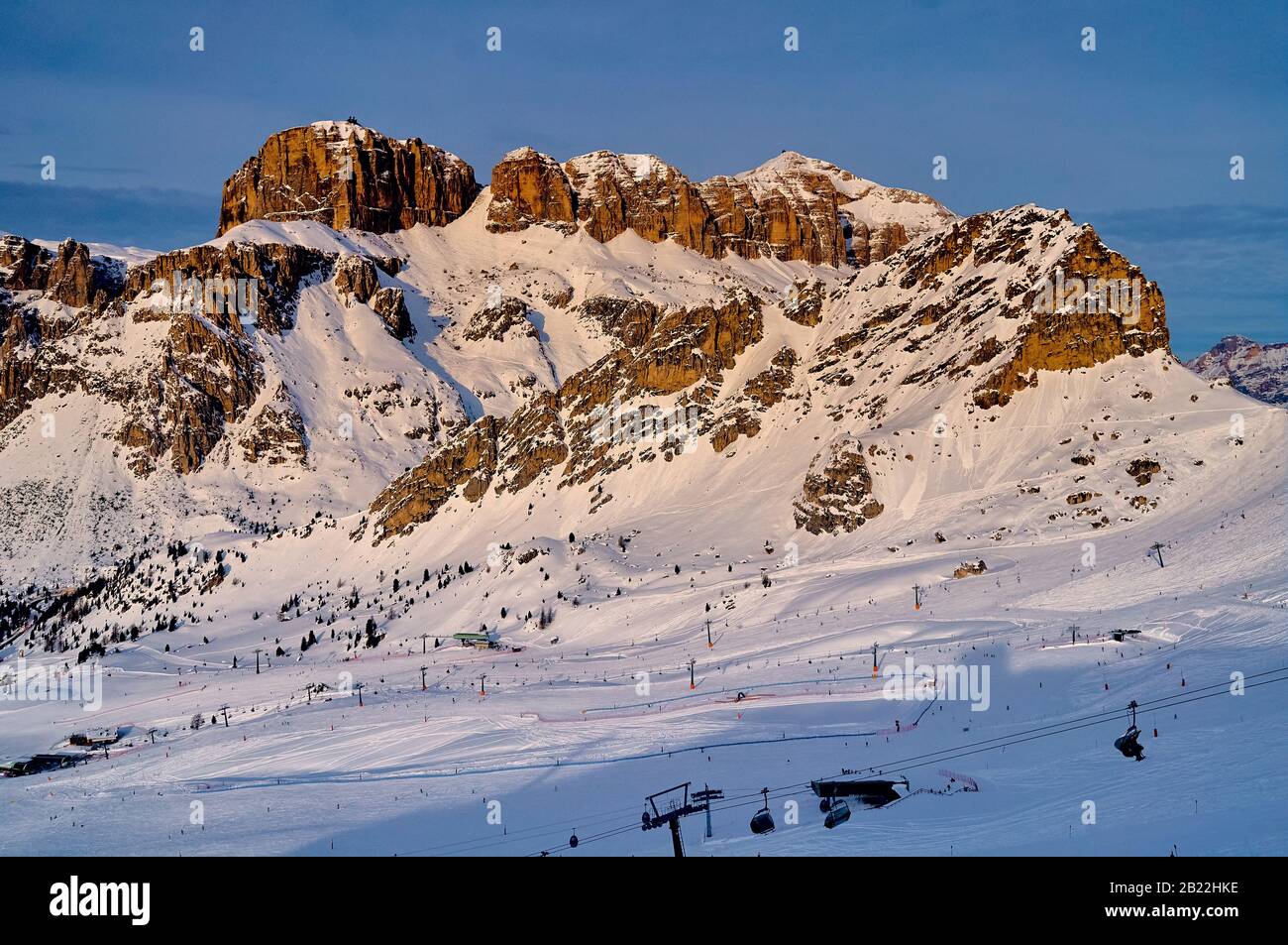 Beautiful panoramic view to the Sellaronda - the largest ski carousel ...