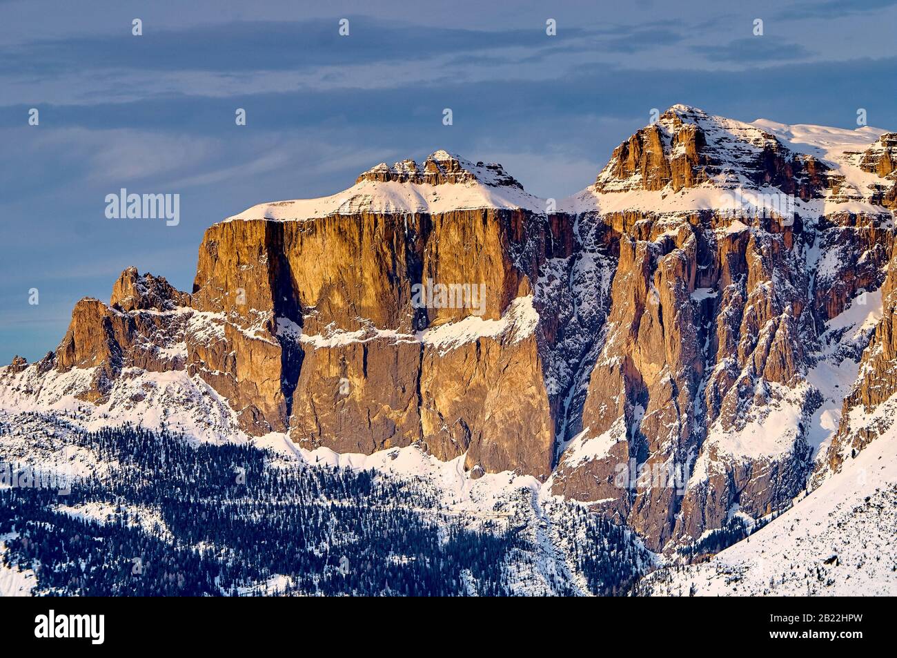 Beautiful panoramic view to the Sellaronda - the largest ski carousel ...
