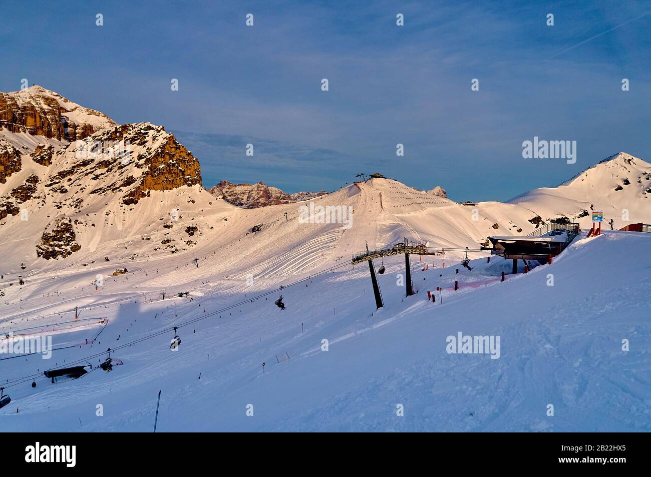Beautiful panoramic view to the Sellaronda - the largest ski carousel ...