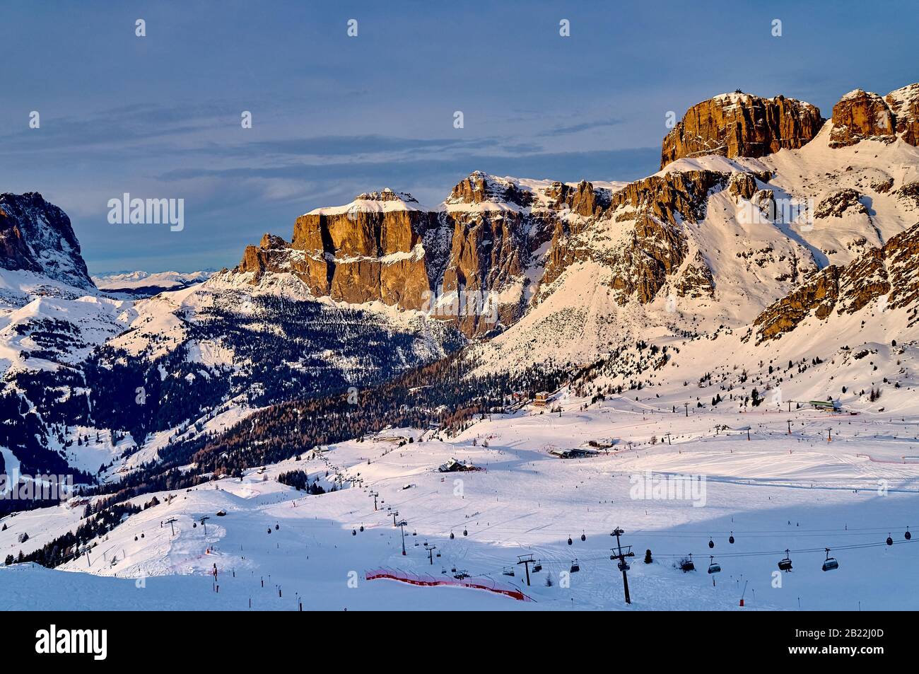 Beautiful panoramic view to the Sellaronda - the largest ski carousel ...