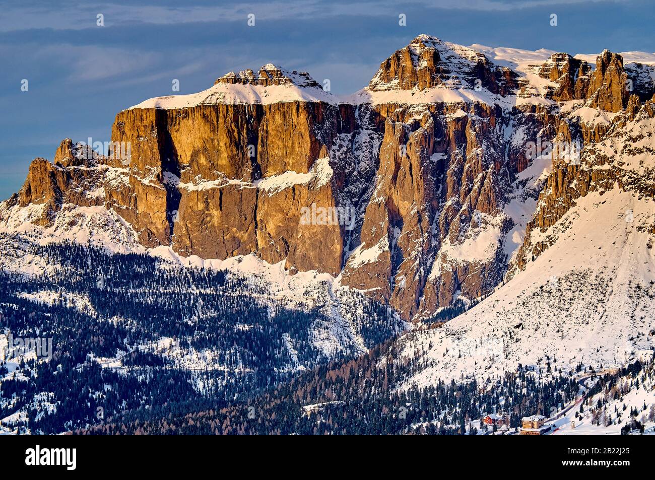 Beautiful panoramic view to the Sellaronda - the largest ski carousel ...