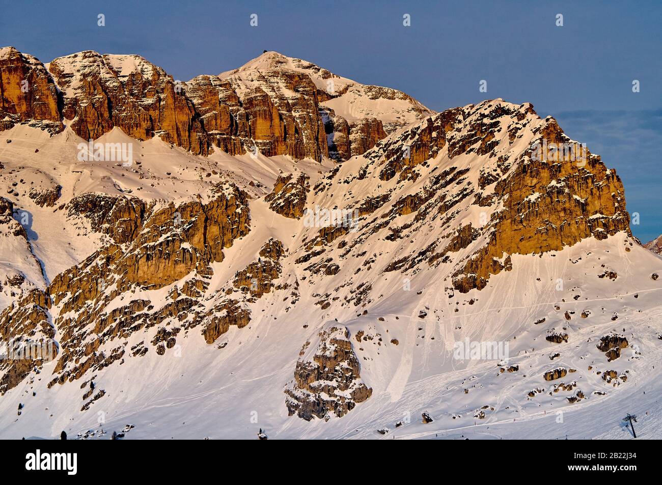 Beautiful panoramic view to the Sellaronda - the largest ski carousel ...