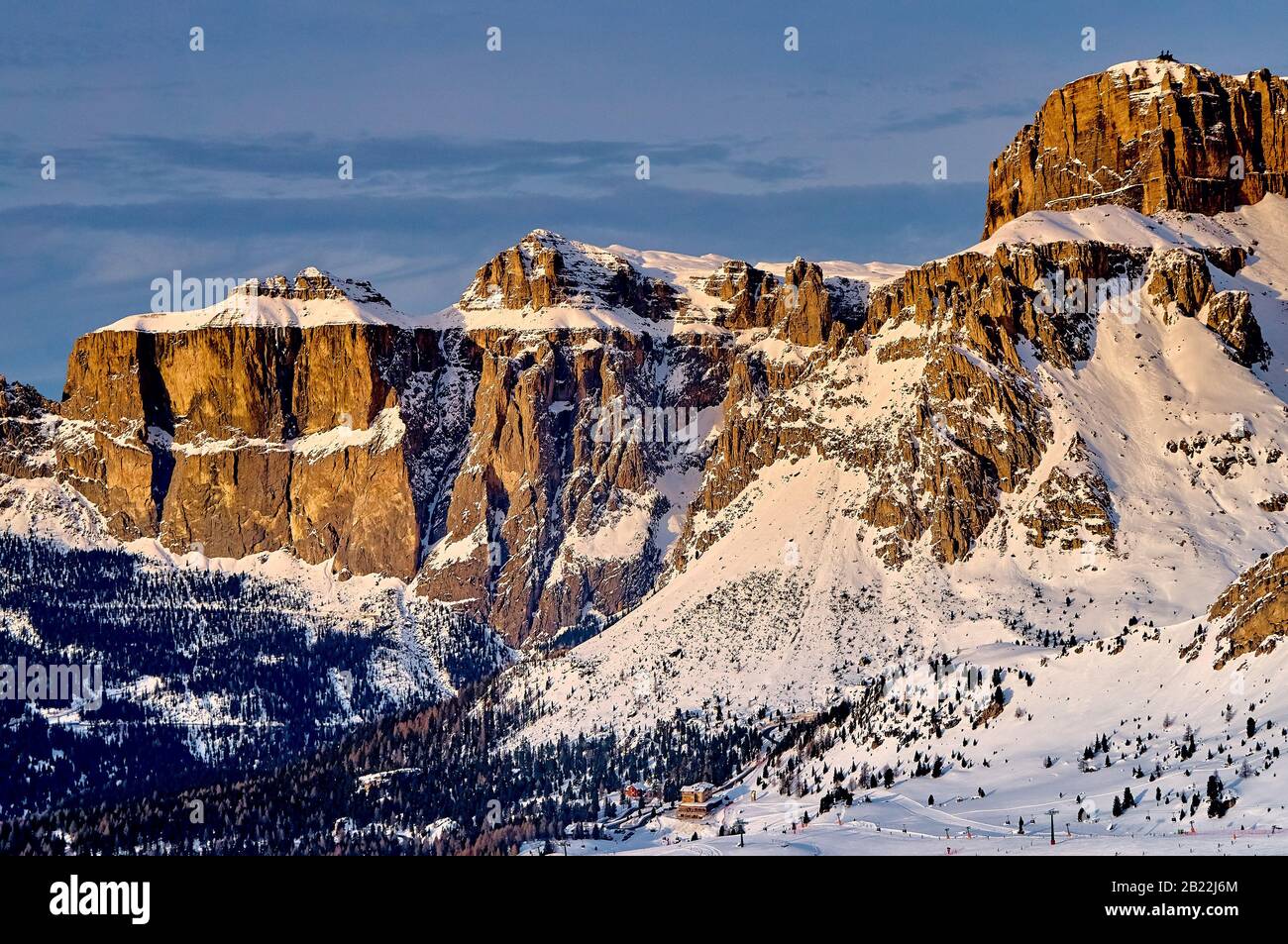 Beautiful panoramic view to the Sellaronda - the largest ski carousel ...