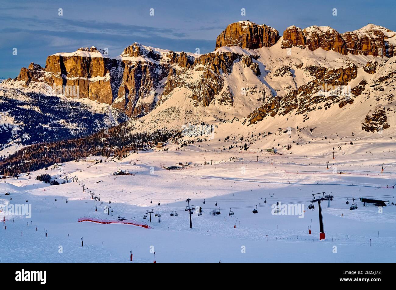 Beautiful panoramic view to the Sellaronda - the largest ski carousel ...