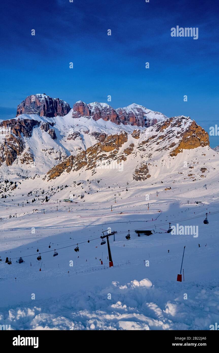 Beautiful panoramic view to the Sellaronda - the largest ski carousel ...