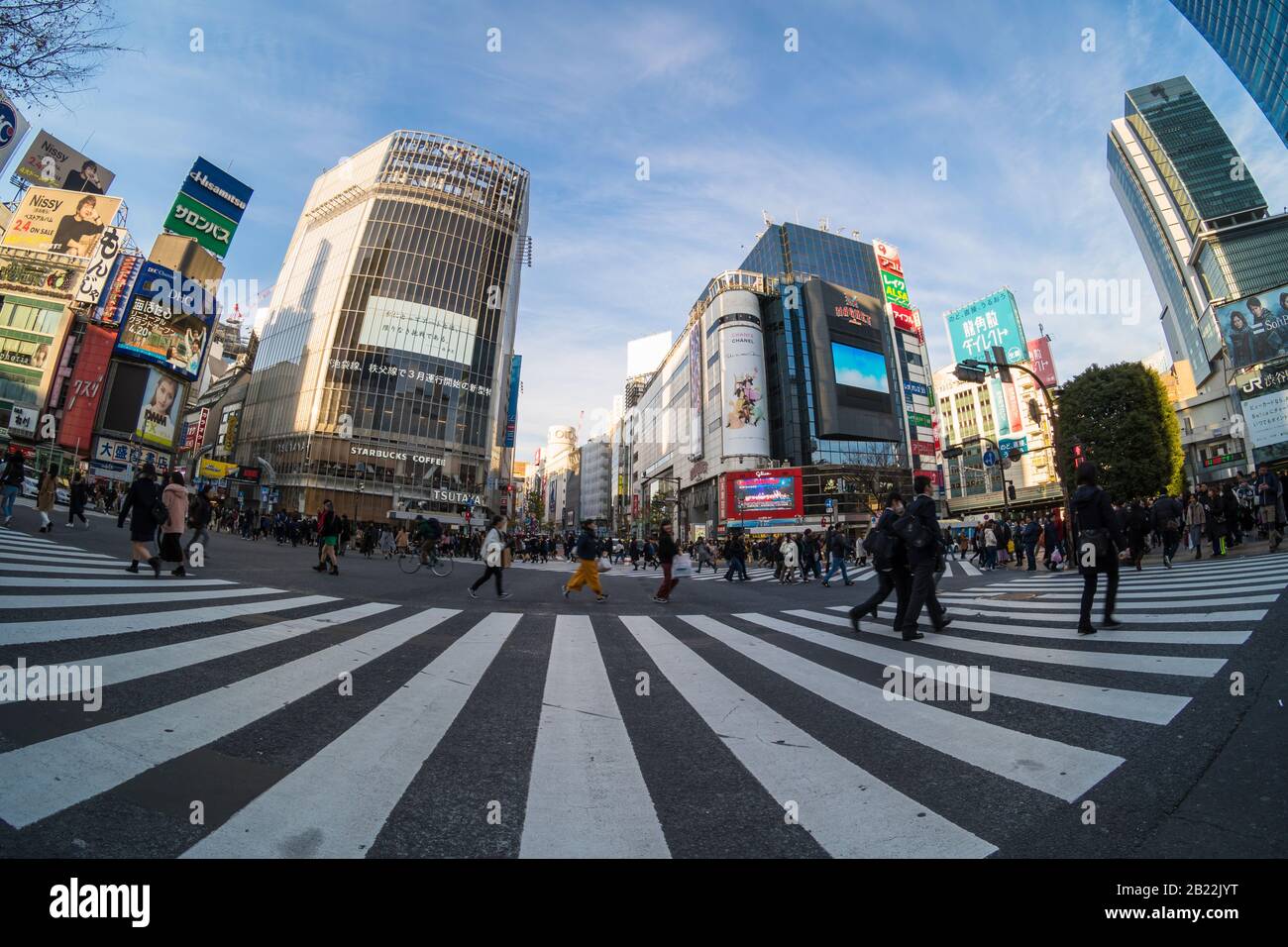 TOKYO, JAPAN - FEB 2019 : Fisheye scene of Undefined People and car ...